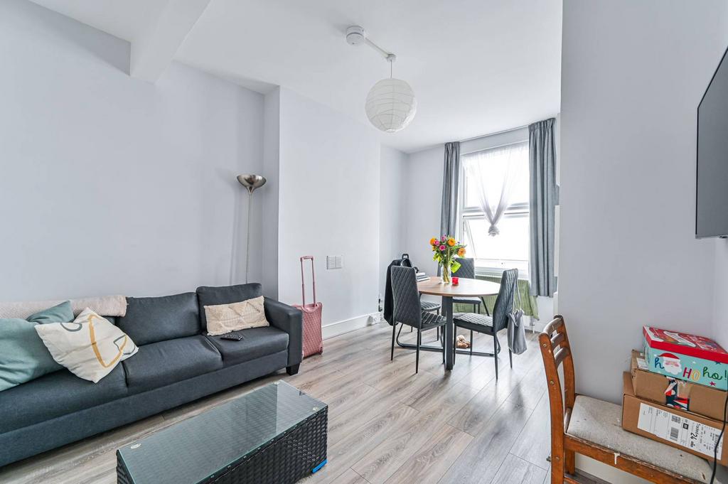 Morrish Road, Brixton Hill, London, SW2 3 bed flat to rent - £3,000 pcm ...