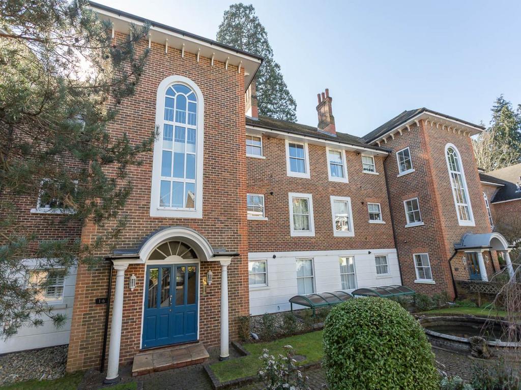 Cheapside Road, Ascot, 2 bed apartment - £1,750 pcm (£404 pw)