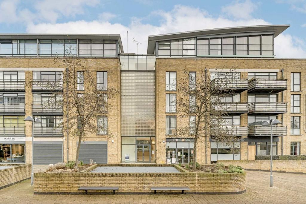 Ferry Lane, Brentford TW8 2 bed flat - £2,149 pcm (£496 pw)