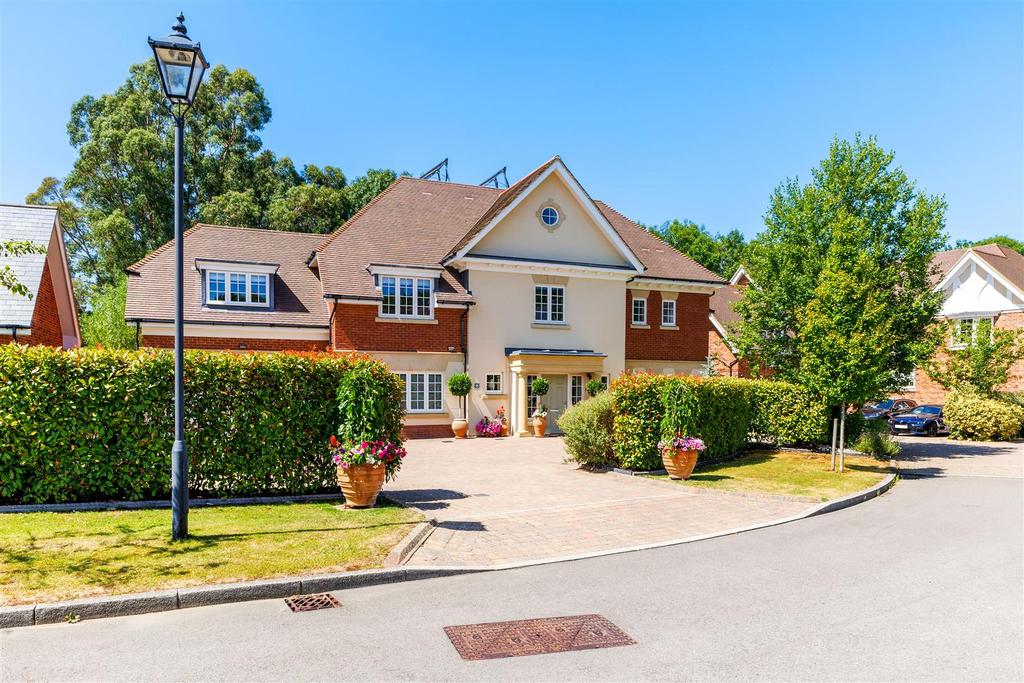 Montague Park, Winkfield 5 bed detached house to rent - £7,500 pcm (£1,731 pw)