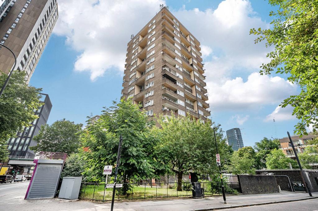 New Kent Road, Southwark, London, SE1 3 bed flat - £3,600 pcm (£831 pw)