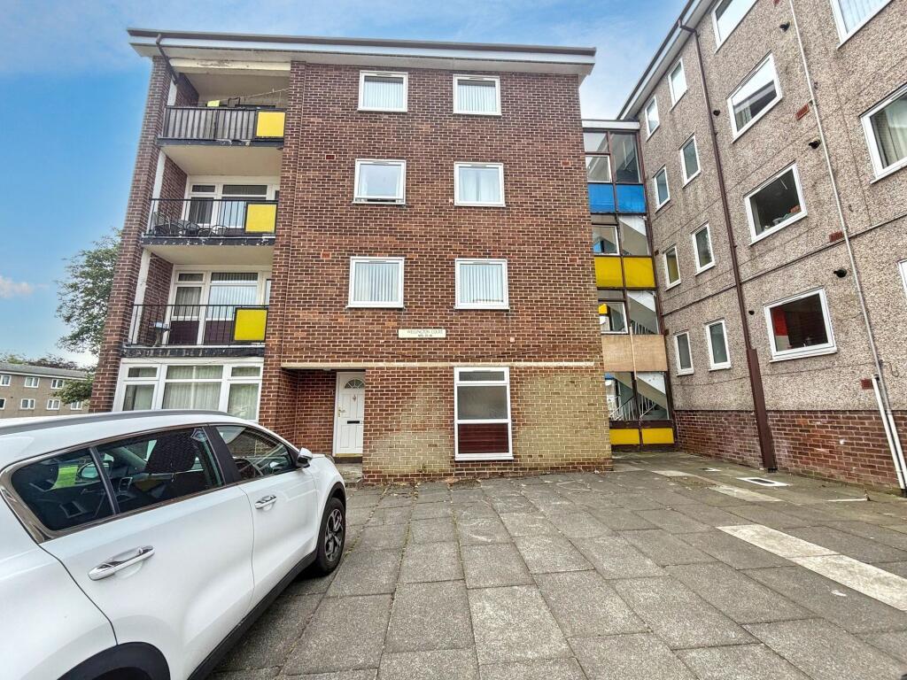 28 Wellington Court, Gateshead NE10 0BN 3 bed flat - £15,000