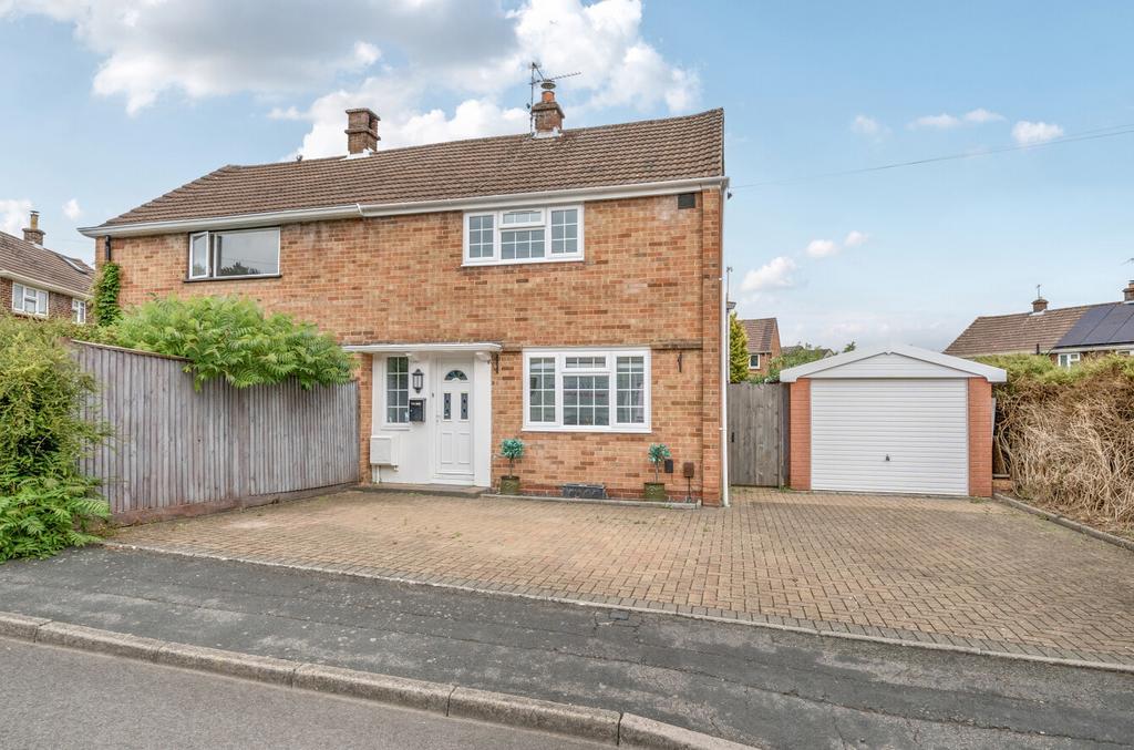 Old Park Close, Farnham, Surrey 2 bed semi-detached house - £425,000