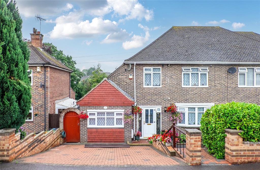 Read Way, Gravesend, Kent, DA12 3 bed semi-detached house for sale - £ ...