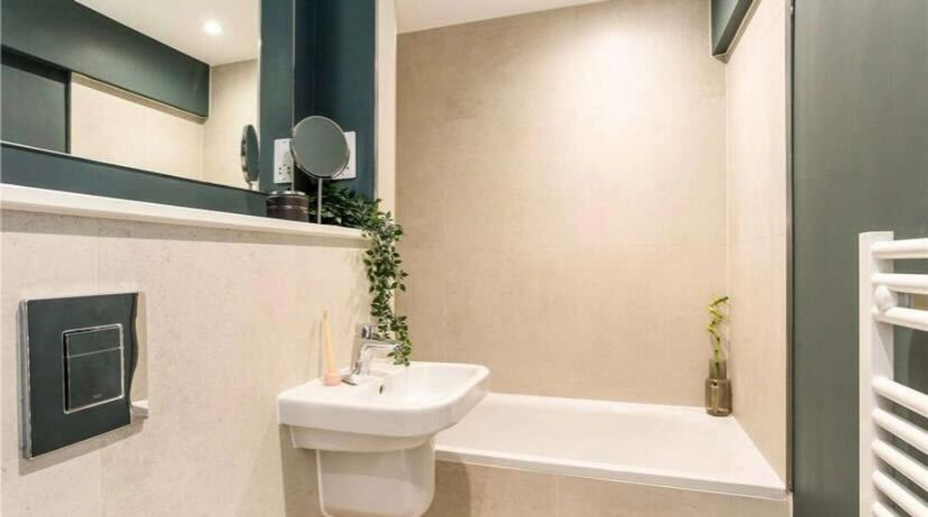 Spinners Way, Manchester, M15 2 bed apartment to rent - £1,400 pcm (£ ...
