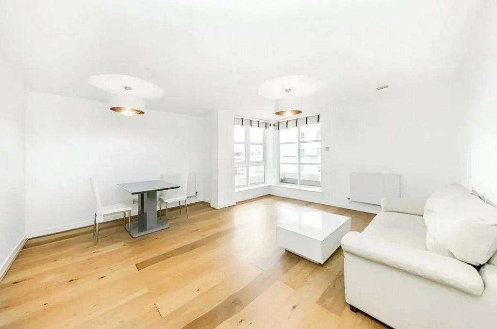 Barrier Point Road, Pontoon Dock E16 2 bed apartment - £2,250 pcm (£519 pw)