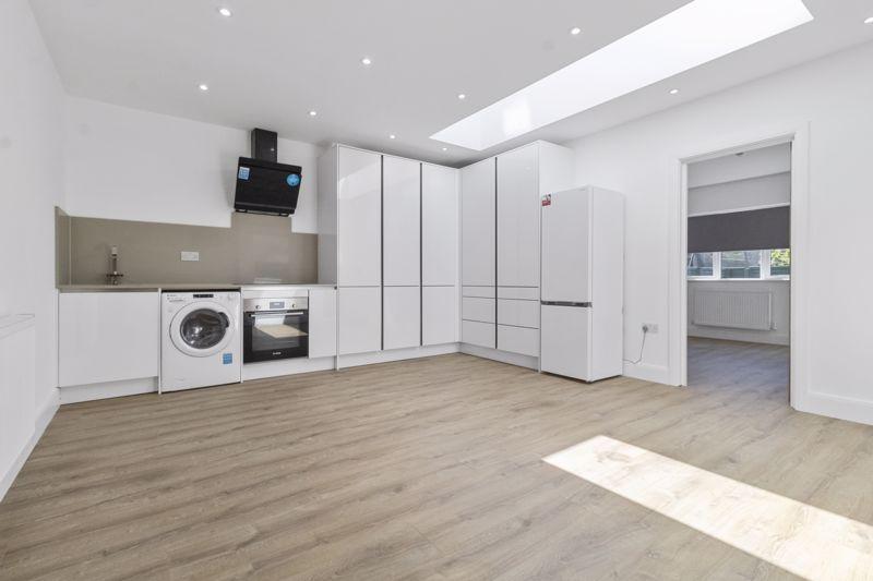 Dover Road, Edmonton N9 Mixed use - £800 pcm (£185 pw)