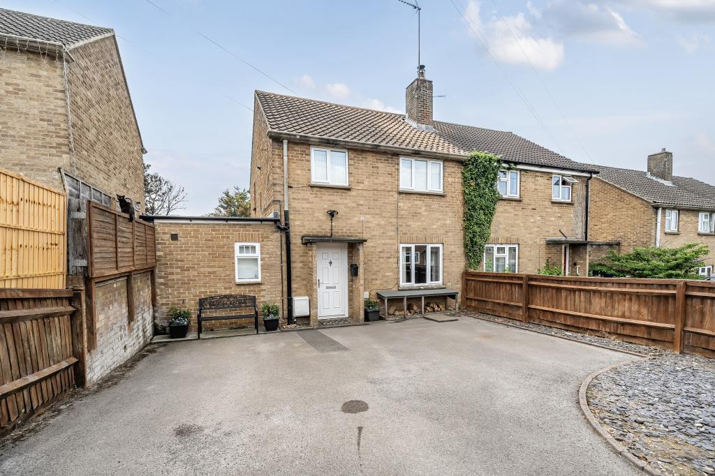 Chipping Norton, Oxfordshire, OX7 3 bed semi-detached house - £335,000