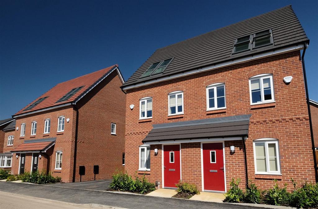 Rose Street, Chadderton, OL9 3 bed semi-detached house to rent - £1,325 ...