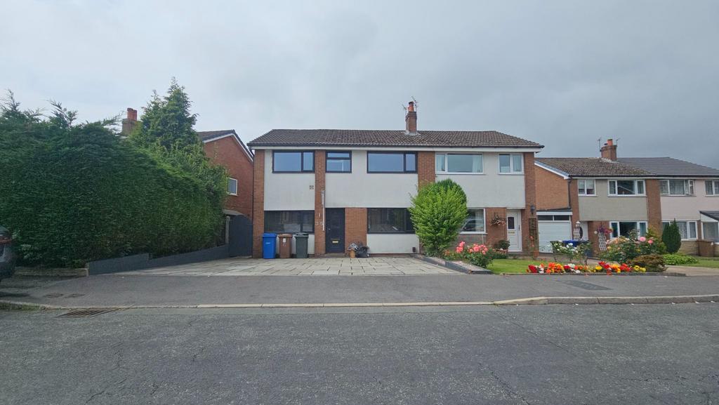 Chorley, Chorley PR7 4 bed semi-detached house - £1,495 pcm (£345 pw)