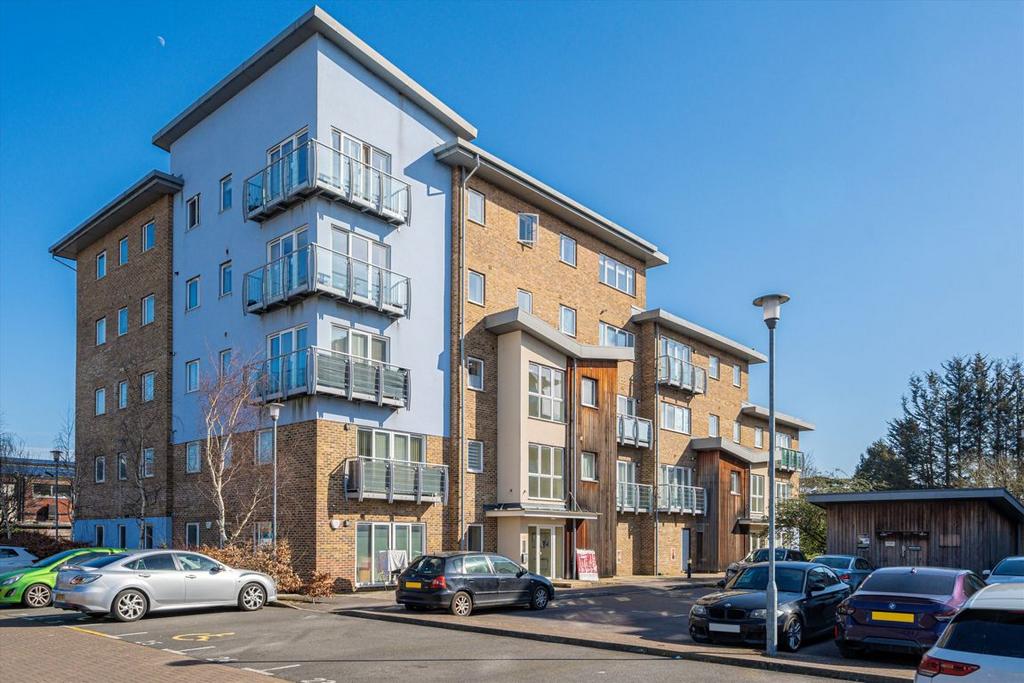 Sundeala Close, Sunbury-On-Thames TW16 1 bed flat for sale - £205,000