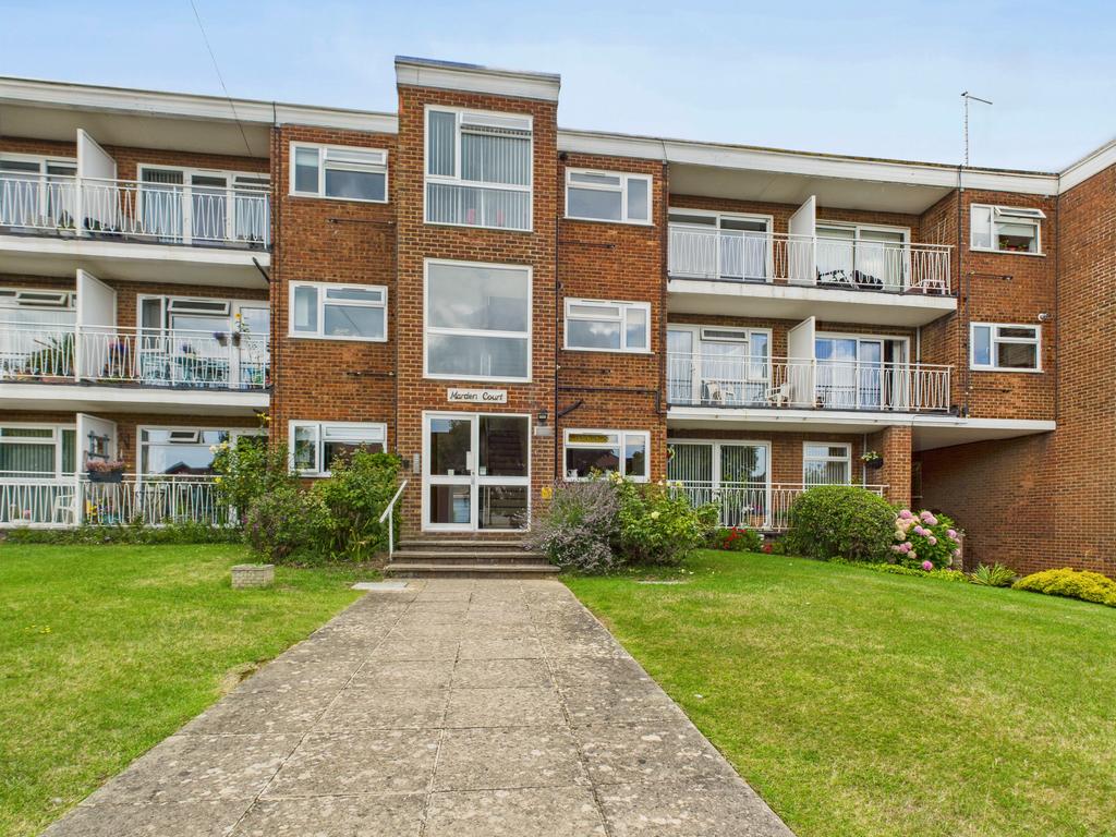 Cooden Drive, Bexhill-on-Sea TN39 2 bed flat to rent - £1,100 pcm (£254 pw)