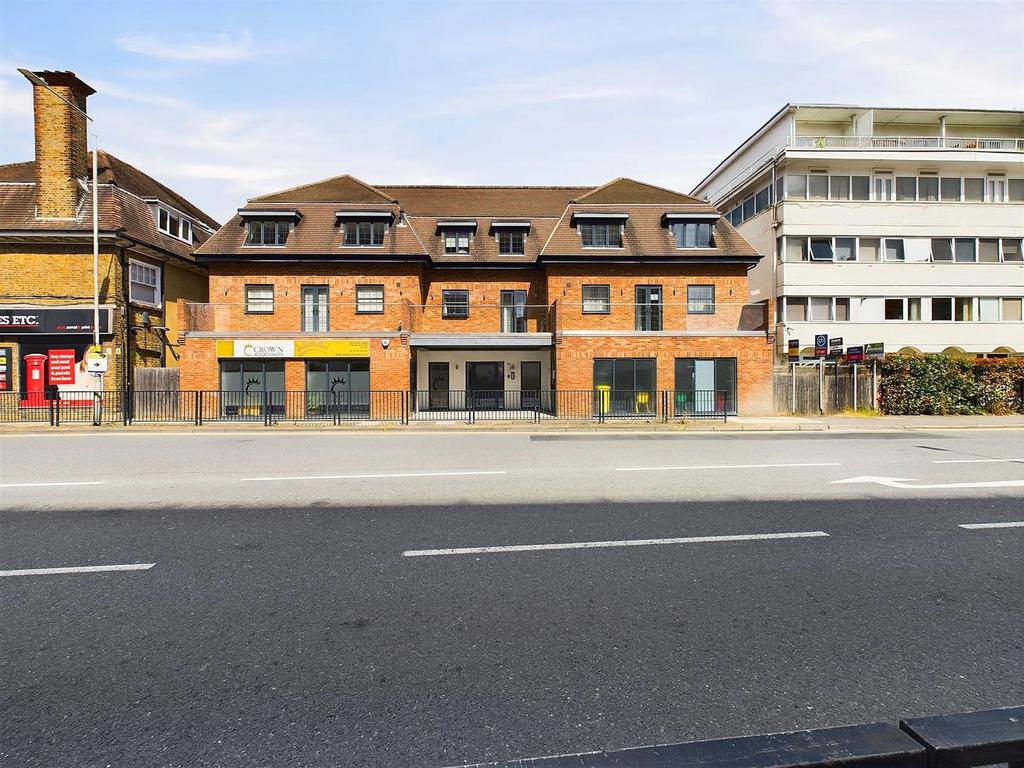 Pembroke Lodge, Ruislip HA4 1 bed flat - £1,350 pcm (£312 pw)