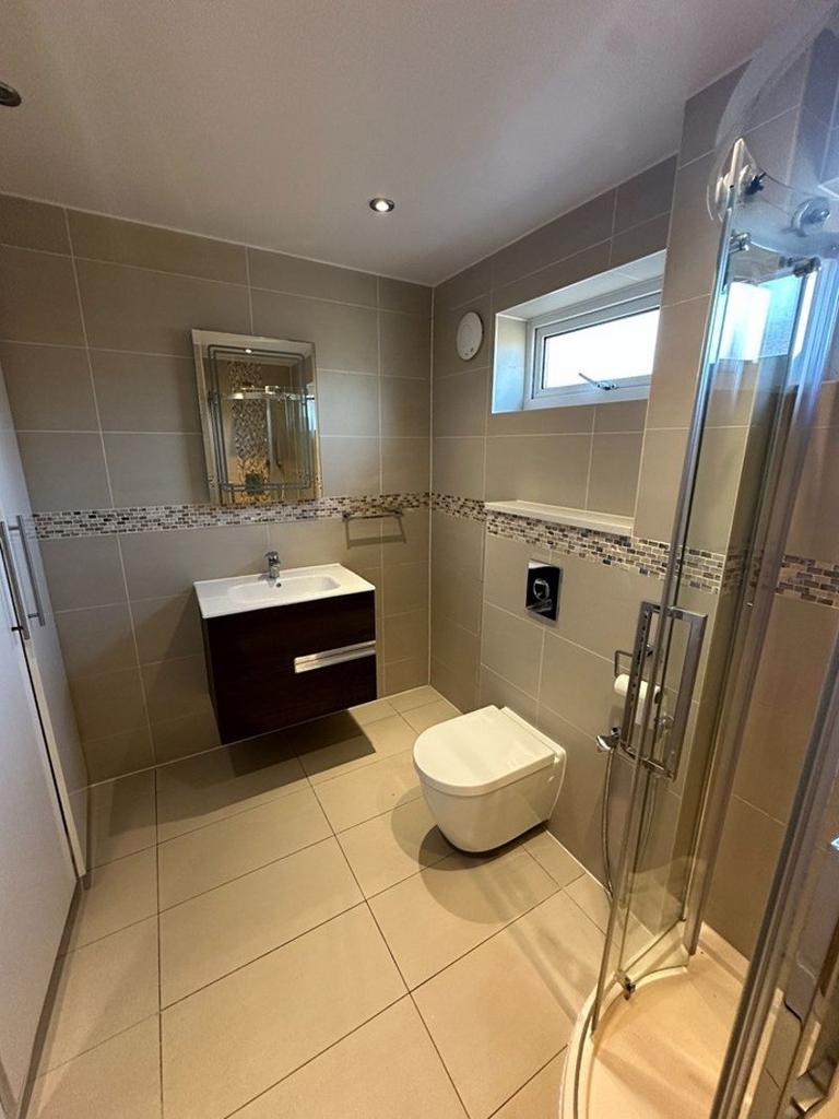 Robb Road, Stanmore HA7 2 bed terraced house to rent - £1,900 pcm (£438 pw)