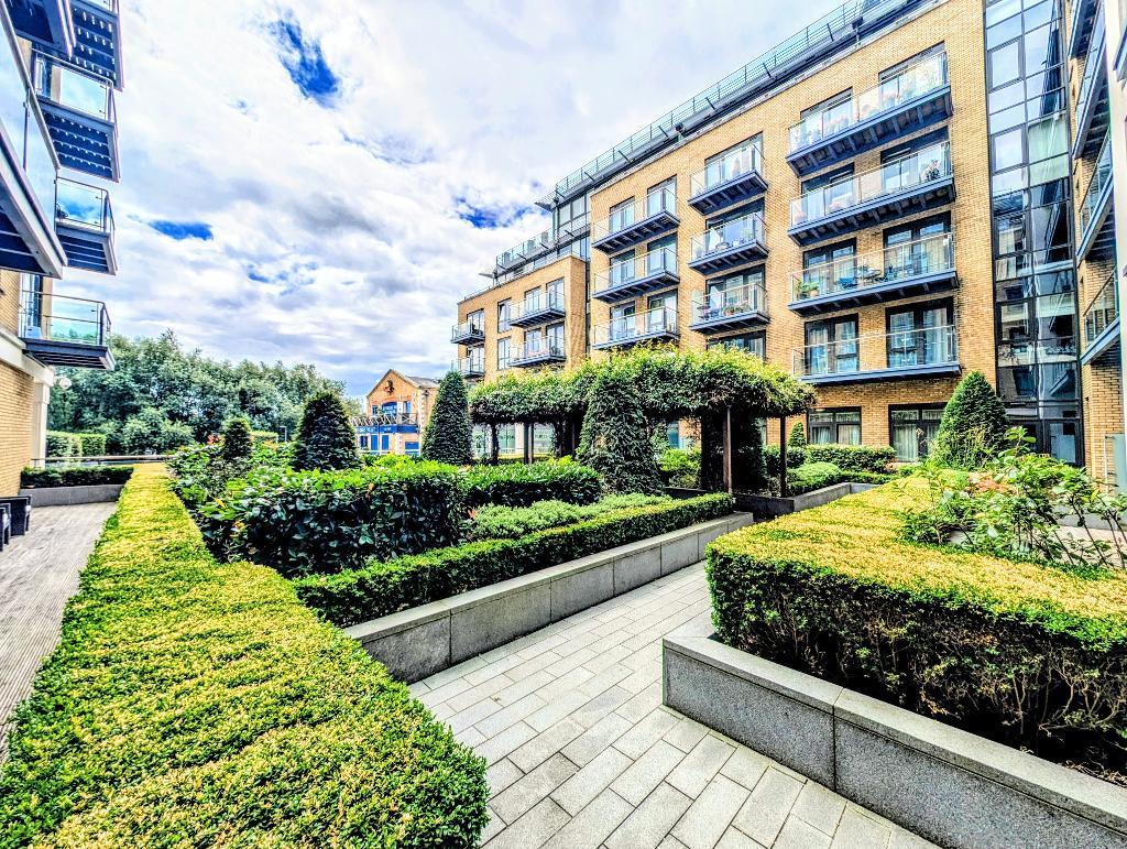 8 Kew Bridge Road, Brentford, London... 3 bed flat to rent - £6,500 pcm ...