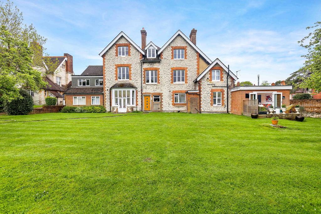 Somers Road, Reigate RH2 2 bed apartment - £1,650 pcm (£381 pw)