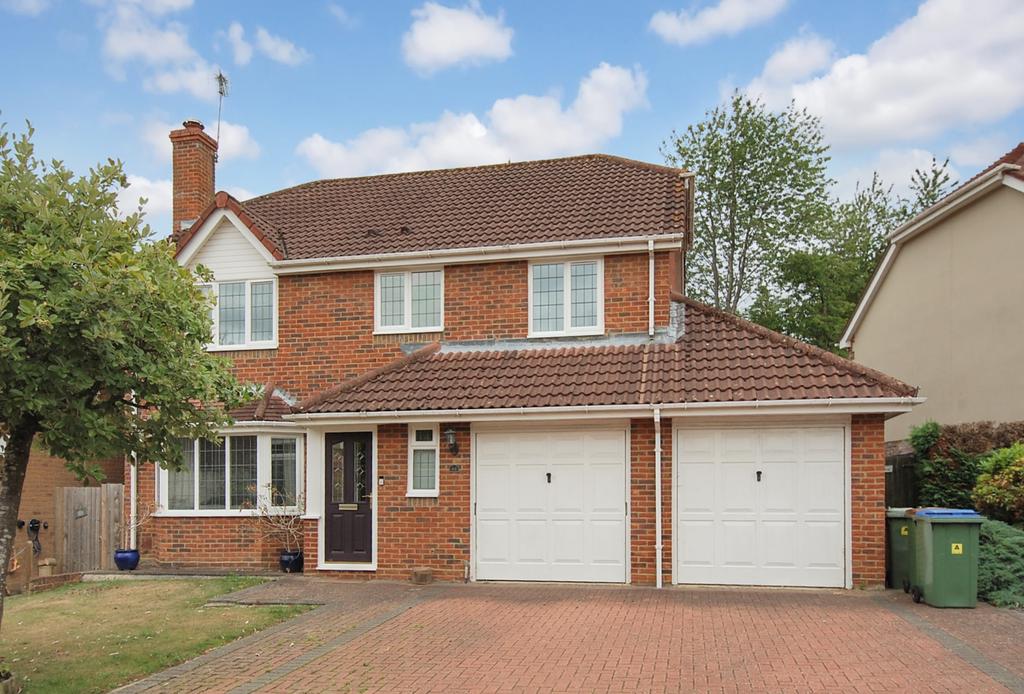 Keats Close, North Horsham 4 bed detached house for sale - £825,000