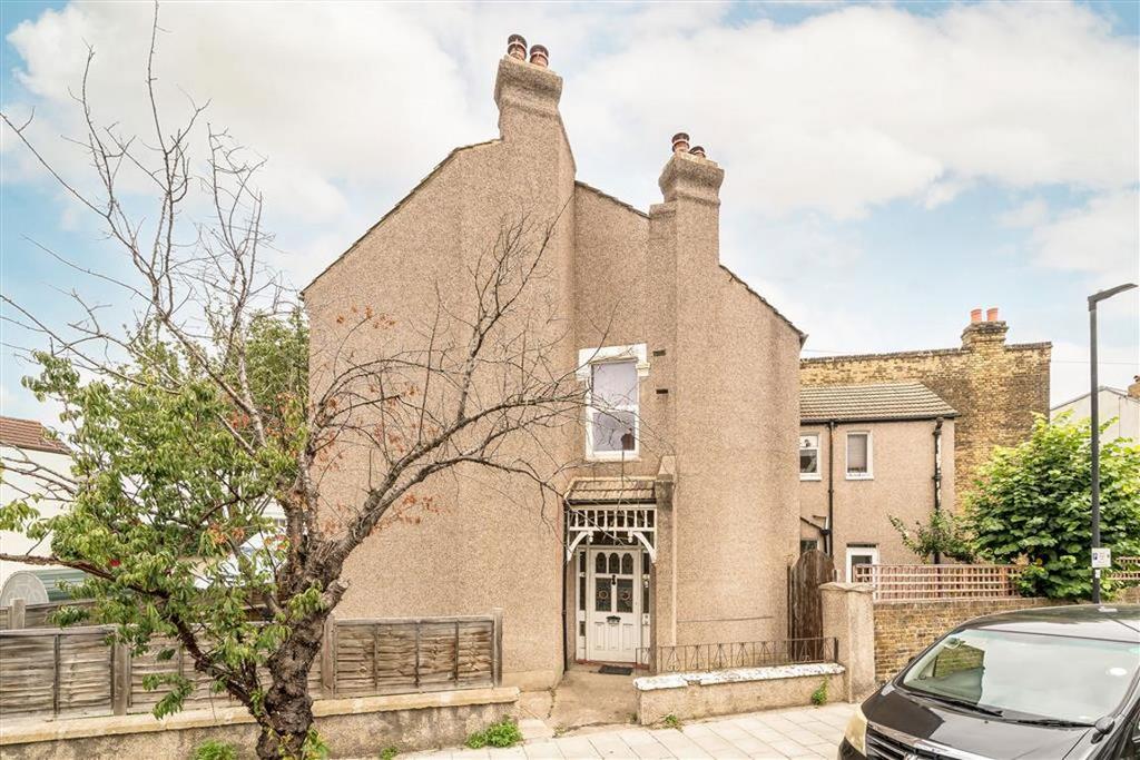 Rudloe Road, London SW12 2 bed flat - £2,396 pcm (£553 pw)