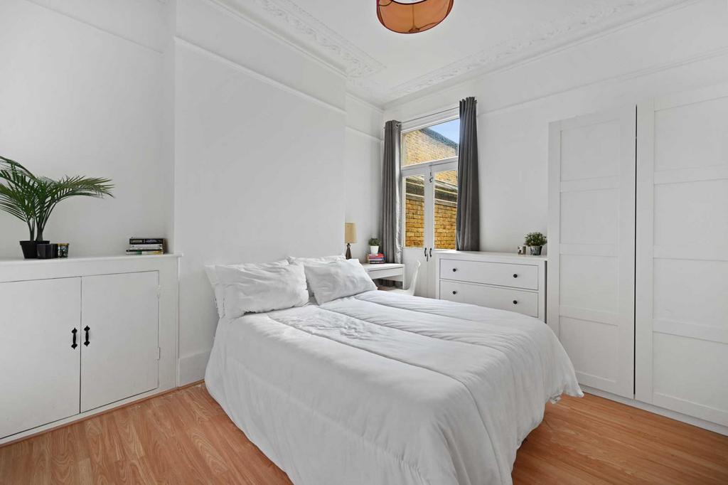 Bennerley Road, London, SW11 6DX 5 bed house - £5,250 pcm (£1,212 pw)