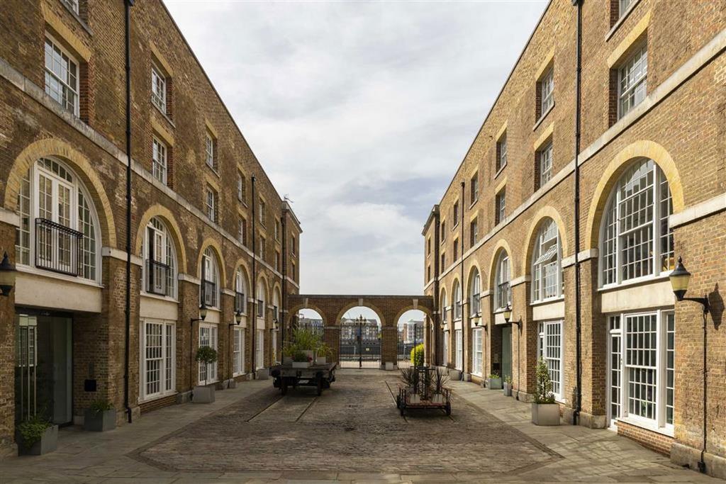 The Highway, London E1W 2 bed flat to rent - £2,999 pcm (£692 pw)