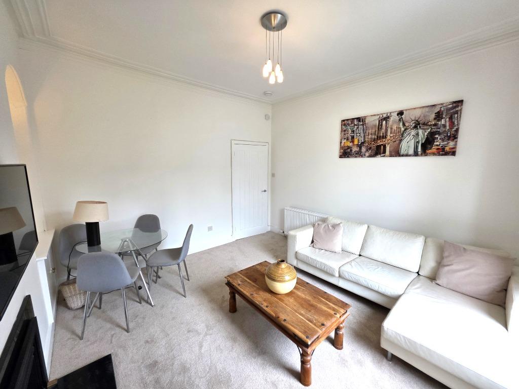 Northfield Place, Rosemount... 2 bed flat - £750 pcm (£173 pw)
