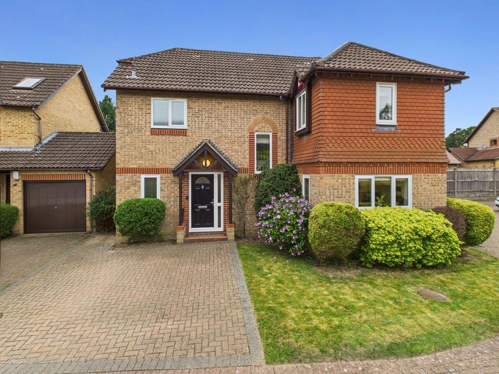 Alfred Close, Crawley RH10 4 bed detached house for sale - £700,000