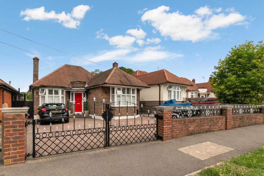 Meadow Walk, Ewell Court 2 bed detached bungalow for sale - £600,000