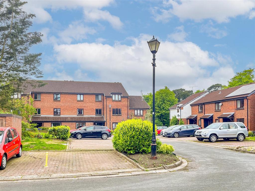 William Tarver Close, Warwick 1 bed flat - £825 pcm (£190 pw)