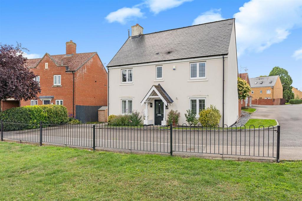 Aspen Way, Silsoe, Bedford 4 bed detached house for sale - £550,000