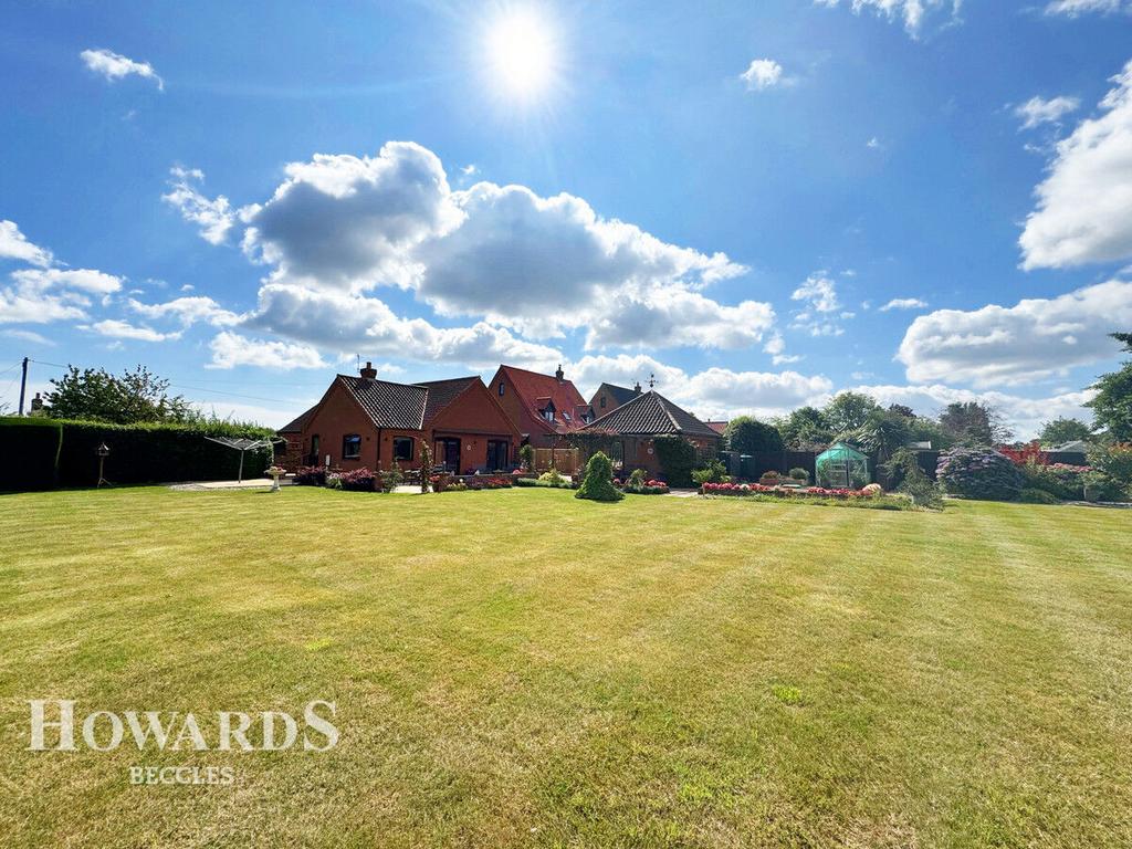 Mill Road, Burgh St Peter 4 bed detached bungalow for sale - £575,000