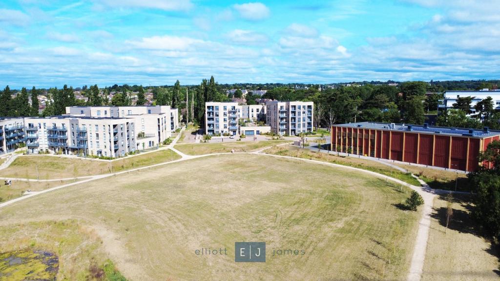 Luctons Close, Loughton IG10 2 bed apartment to rent - £2,200 pcm (£508 pw)