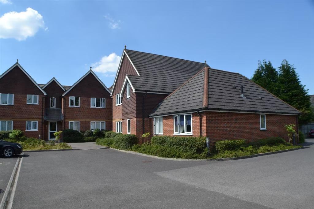 Landseer Court, Tadley, RG26 2 bed flat to rent - £1,400 pcm (£323 pw)