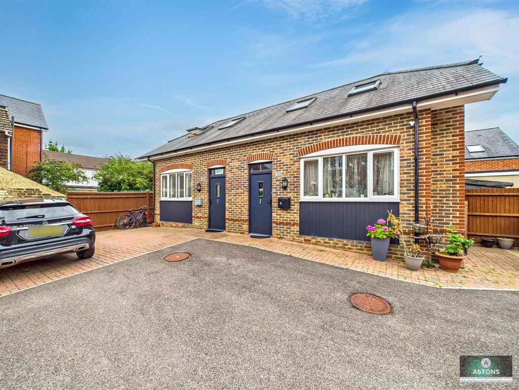 Springfield Road, Crawley RH11 2 bed semi-detached house for sale - £ ...