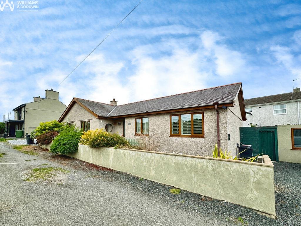 South Stack Road, Holyhead, LL65 3 bed bungalow for sale - £295,000