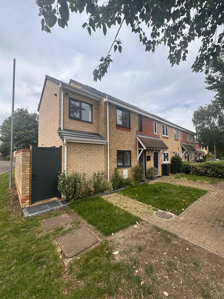 Fullwell Avenue Ilford IG6 2JQ 5 bed semi-detached house - £4,500 pcm ...