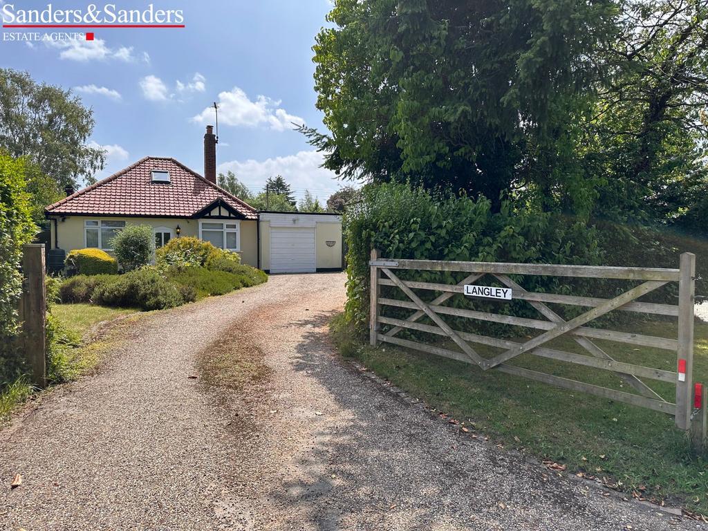 Oversley Green, Alcester, B49 3 bed detached bungalow - £435,000