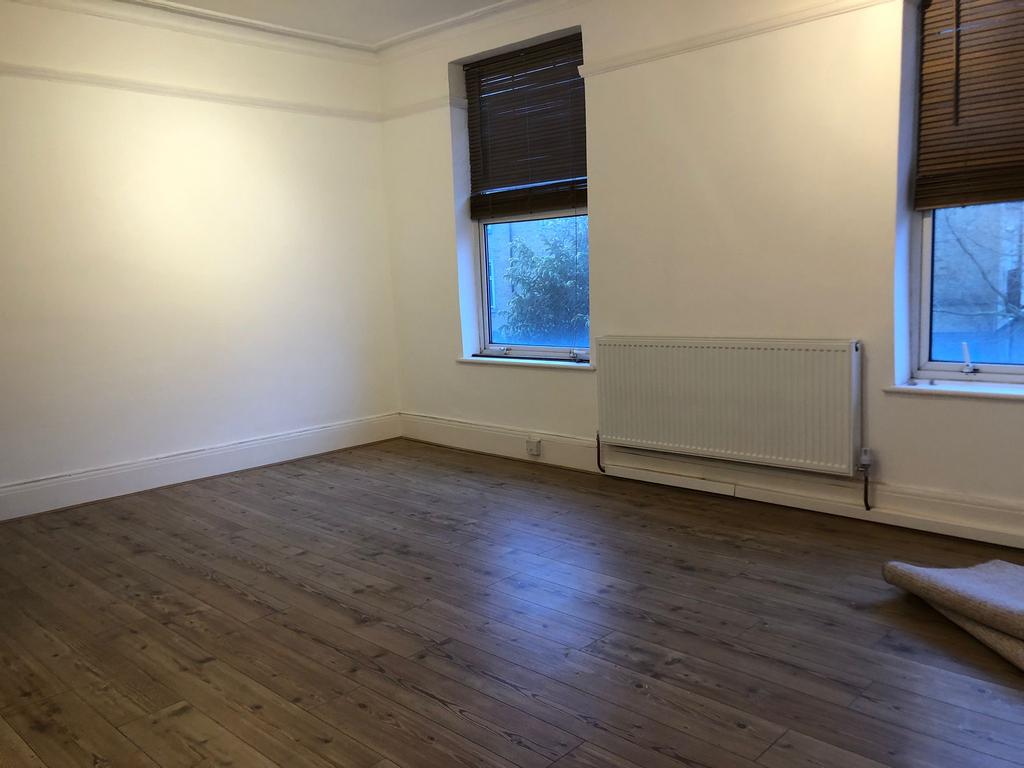 George Lane, London E18 3 bed terraced house to rent - £2,300 pcm (£531 pw)