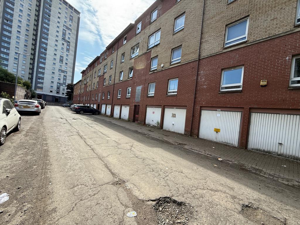 65 Curle Street, G14 2 bed flat to rent - £1,295 pcm (£299 pw)
