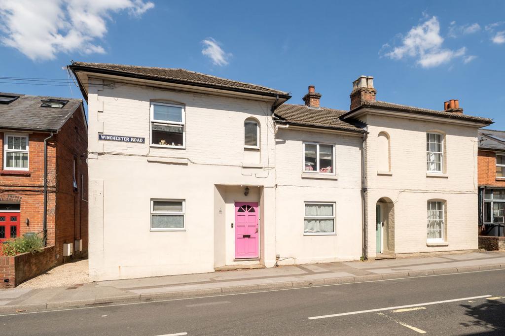 Winchester Road, Basingstoke, RG21 8UL 2 bed maisonette - £230,000