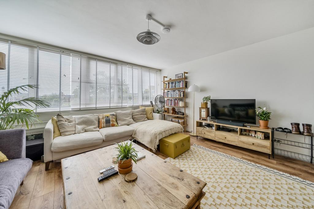 Ebley Close, London 3 bed apartment - £400,000