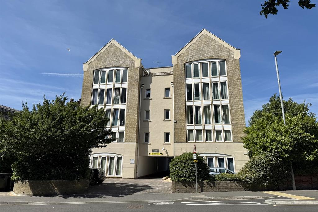 Poole 3 bed penthouse for sale - £400,000
