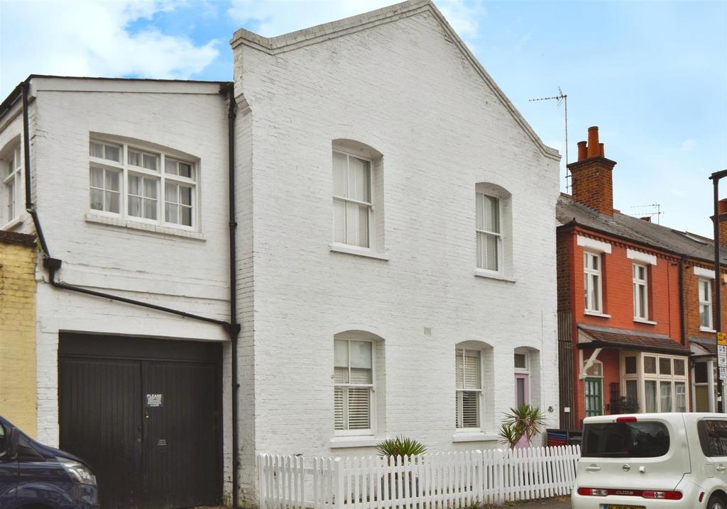 York Road, Brentford 2 bed maisonette - £495,000