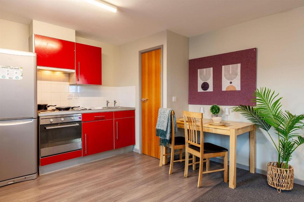 Crown Street, Reading RG1 1 bed in a flat share to rent - £1,296 pcm (£ ...