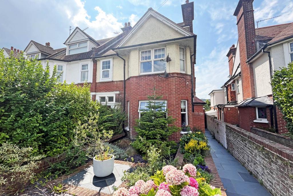 Willingdon Road, Eastbourne, BN21 1TN 3 bed flat - £425,000