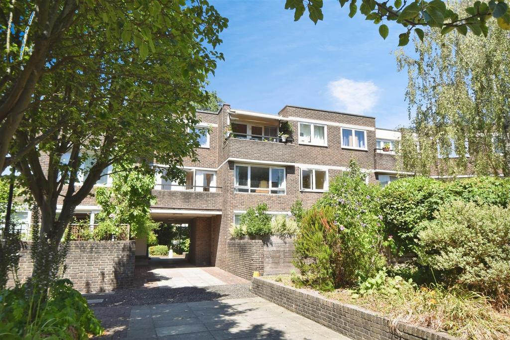 Julius Court, Justin Close, Brentford 2 bed flat - £425,000