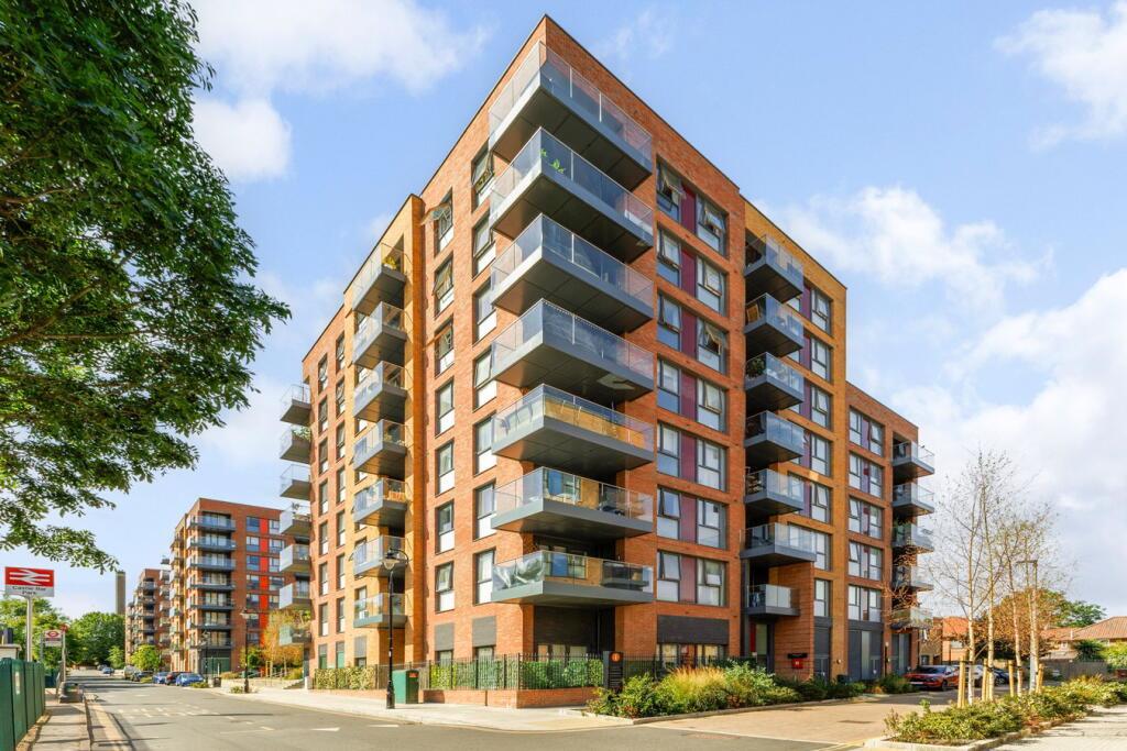 Copley Close, London W7 2 bed flat - £1,850 pcm (£427 pw)