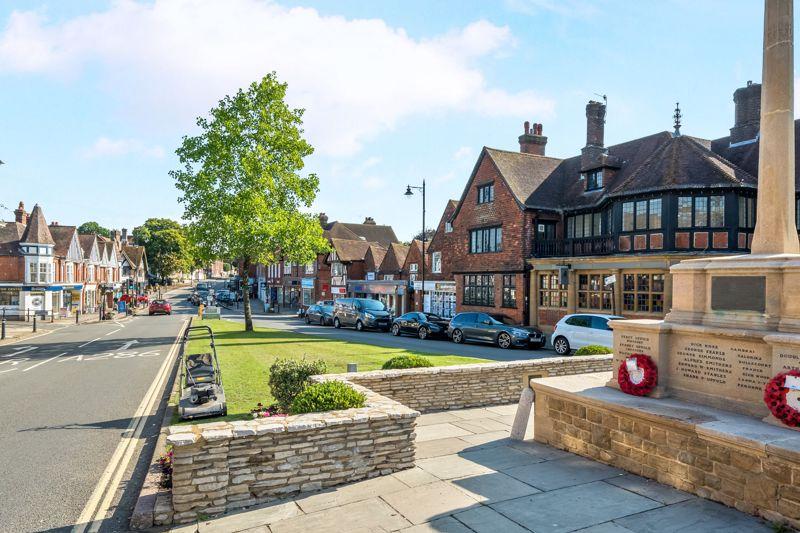 High Street, Haslemere 2 bed apartment - £1,450 pcm (£335 pw)