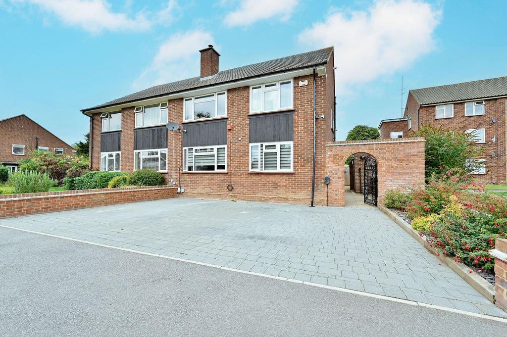 Farm Way, Bushey, WD23 2 bed maisonette to rent - £1,650 pcm (£381 pw)