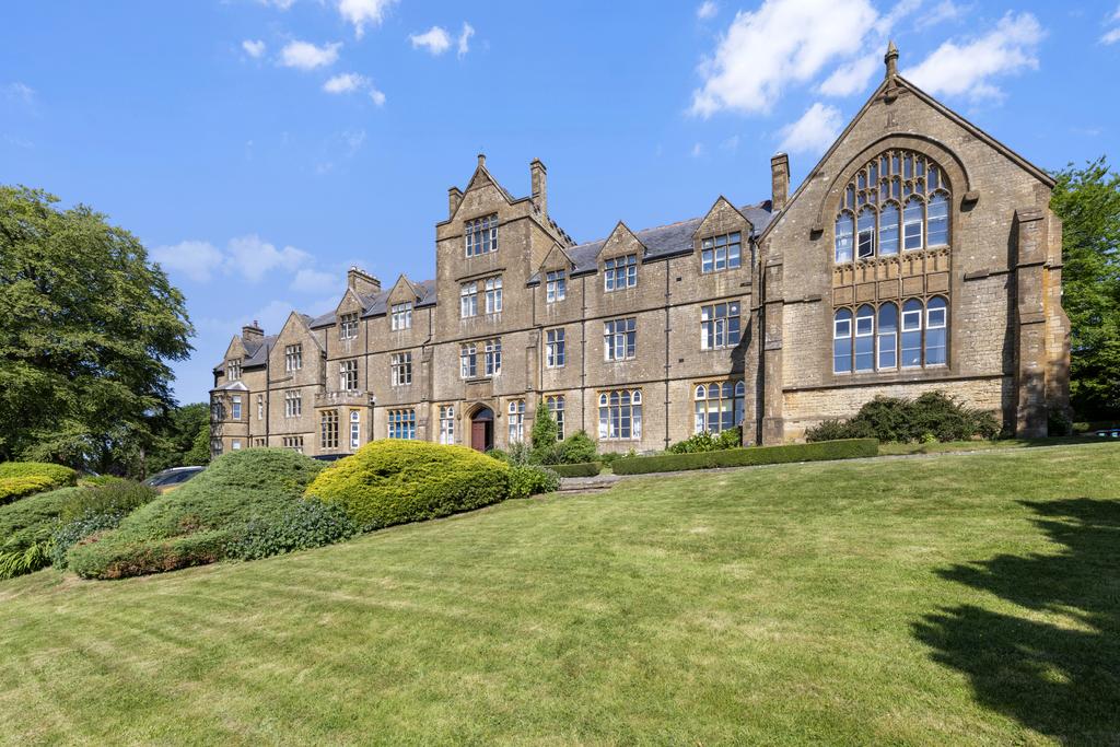 Mount Pleasant, Crewkerne TA18 2 bed apartment - £1,250 pcm (£288 pw)