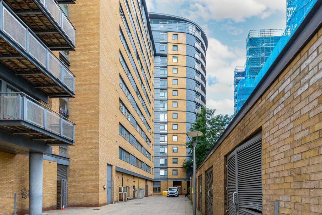 Victoria Road, London W3 1 bed flat - £1,647 pcm (£380 pw)